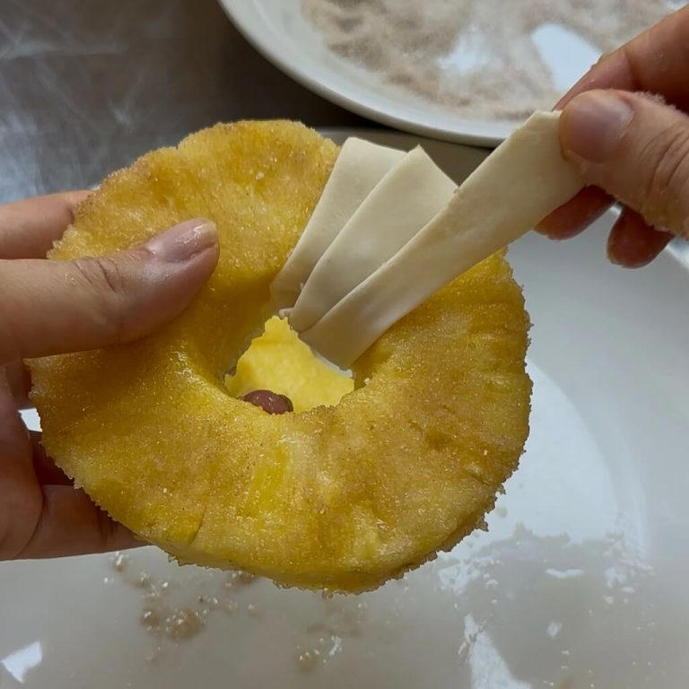 Ciambelline di pasta sfoglia e ananas, il dessert furbo per le grandi ...