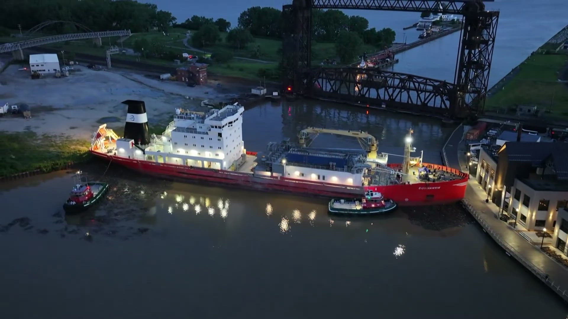Ship gets stuck and blocks Cuyahoga River