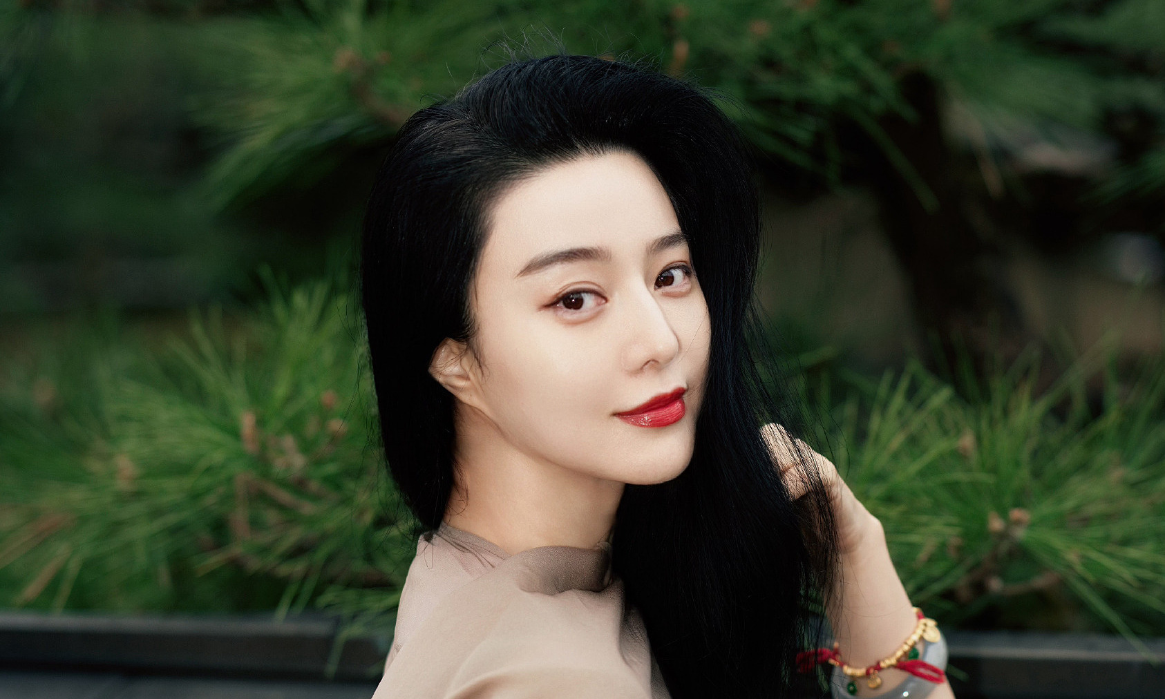 Chinese superstar Fan Bingbing shares rare family photos
