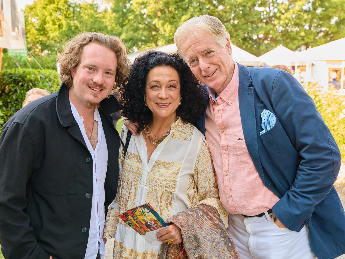 Theater premiere: Barbara Wussow beams with her husband and son