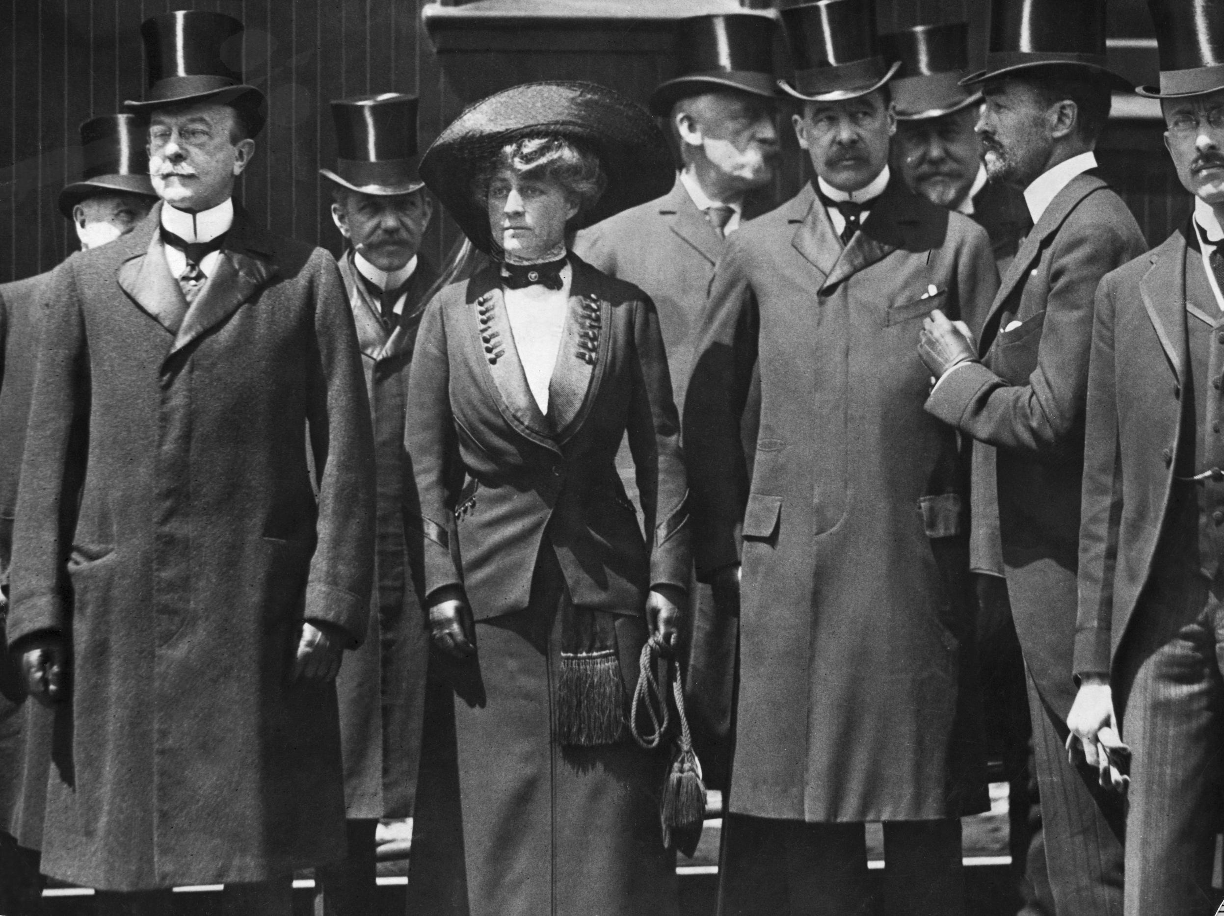 Mansions, parties, and fine dining: Vintage photos show how America's ...