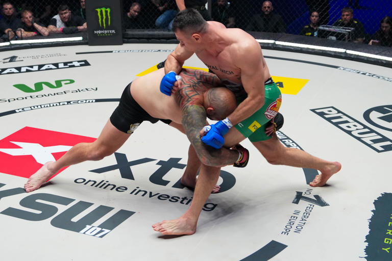 Sunderland's world heavyweight champ Phil De Fries proves unstoppable