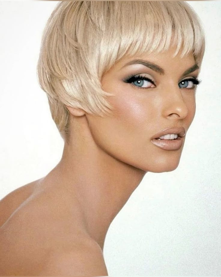 30 Supermodels Who Shaped ’90s Beauty