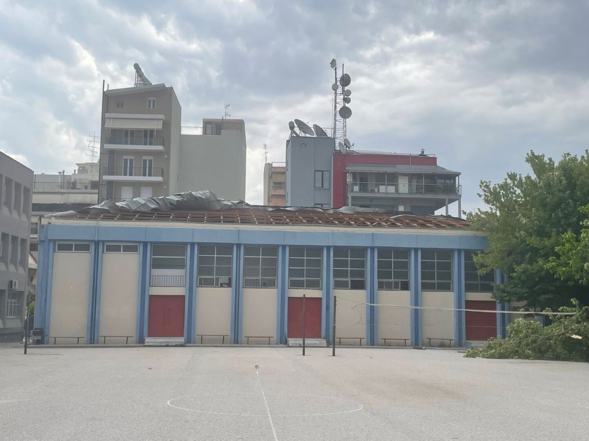 Λάρισα: Σάρωσε η θυελλώδης καταιγίδα – «Ξερίζωσε» σκέπαστρο στο ...