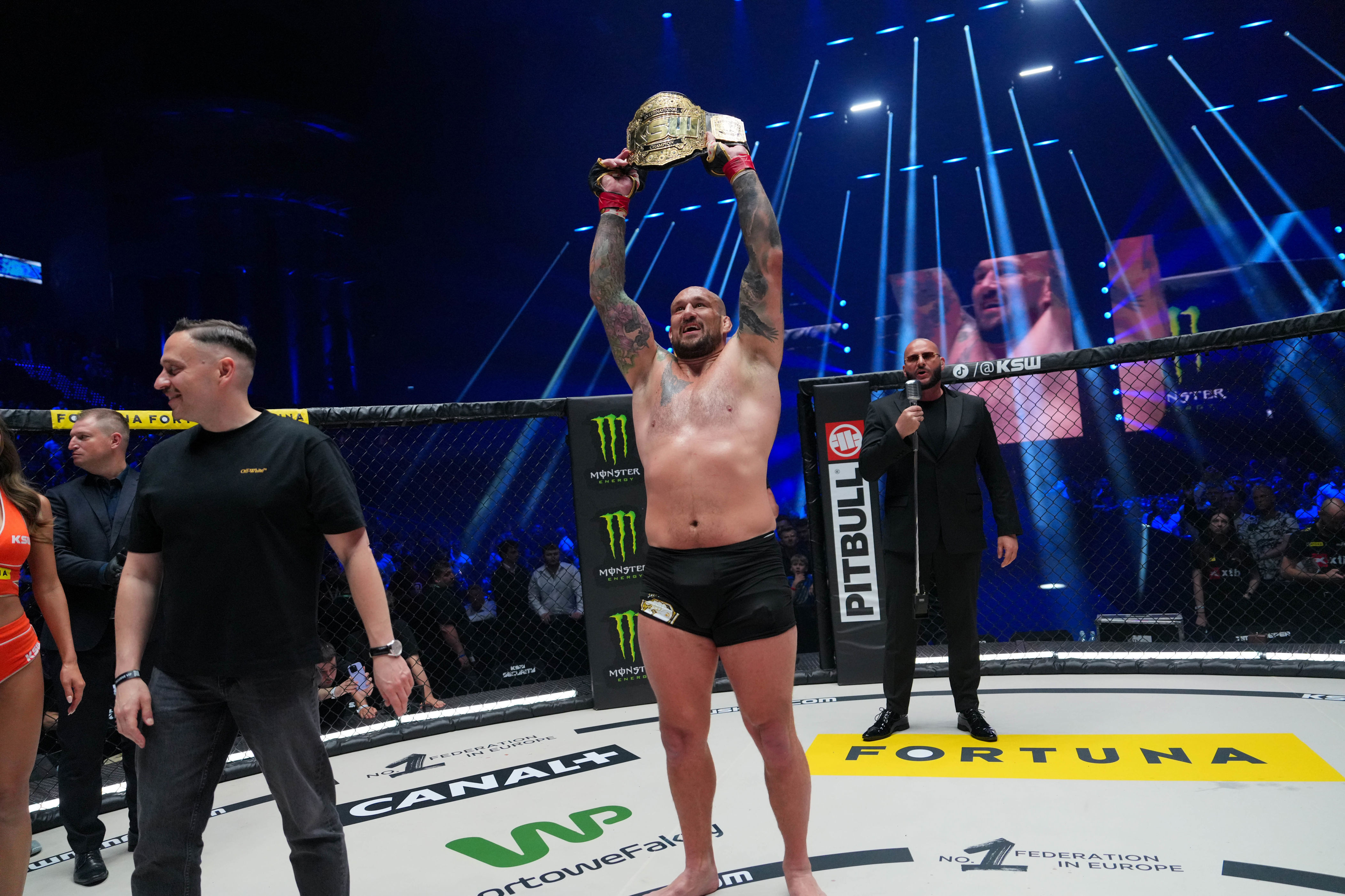 Sunderland's world heavyweight champ Phil De Fries proves unstoppable