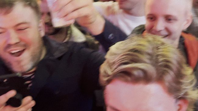 Stranger Electrifies Stag Party by Belting Out Aria at Karaoke Bar