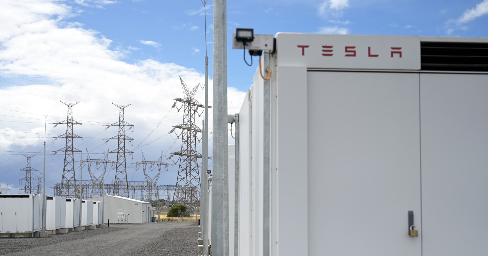 Tesla inks first deal to build China's largest grid-scale battery power ...
