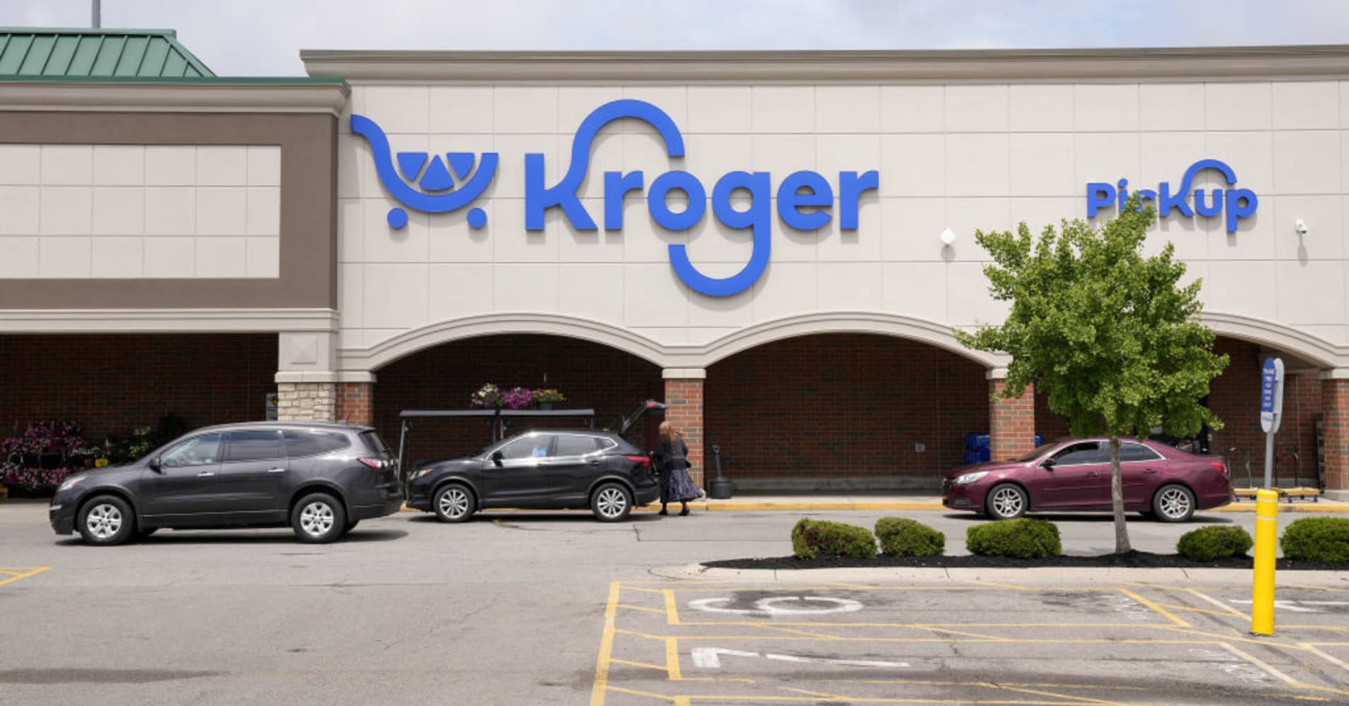 Kroger's shares rise as grocer says shoppers seek lower prices, cook ...