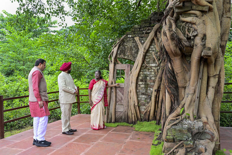 President opens Rashtrapati Niketan in Dehradun, meets visually ...