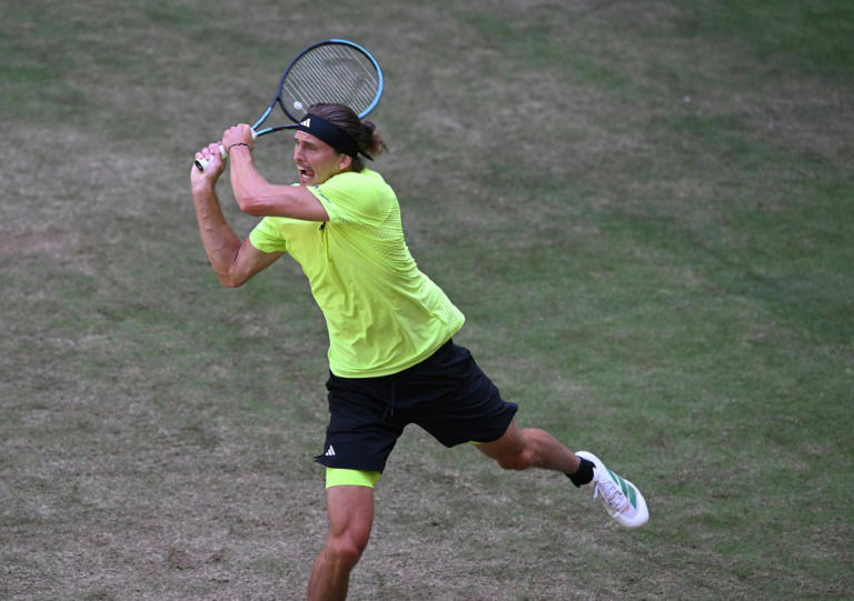 Zverev battles in Halle, faces Medvedev in semis