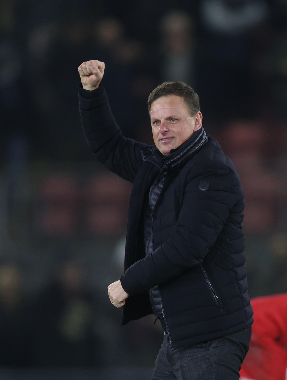 Richie Wellens signs new Leyton Orient contract