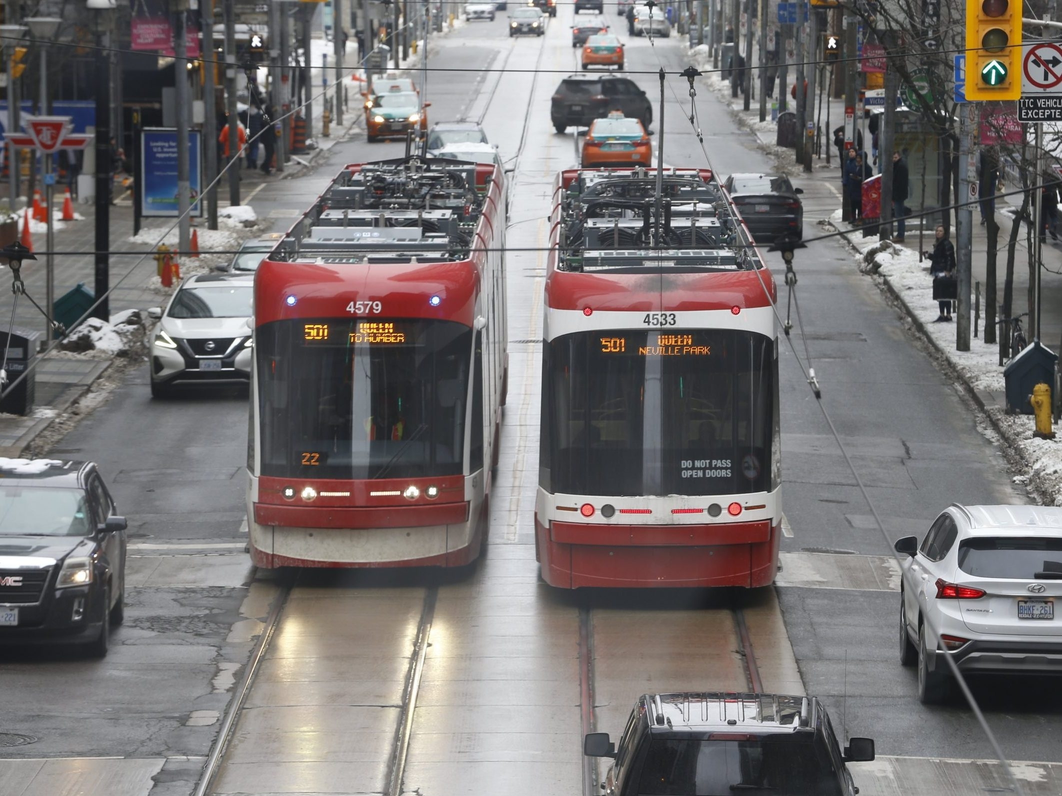 Male stabbed on streetcar in downtown core: Toronto cops