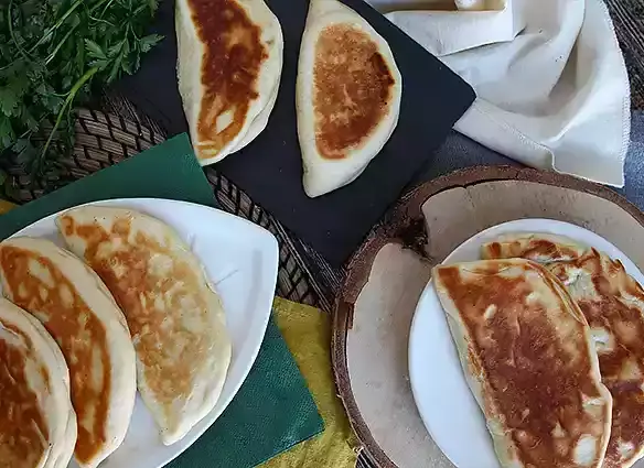 Pan turco relleno de queso feta, limón y perejil - gözleme