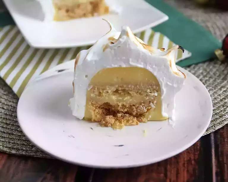 Lemon meringue tart yule log