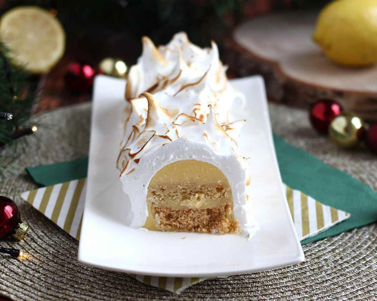 Lemon meringue tart yule log