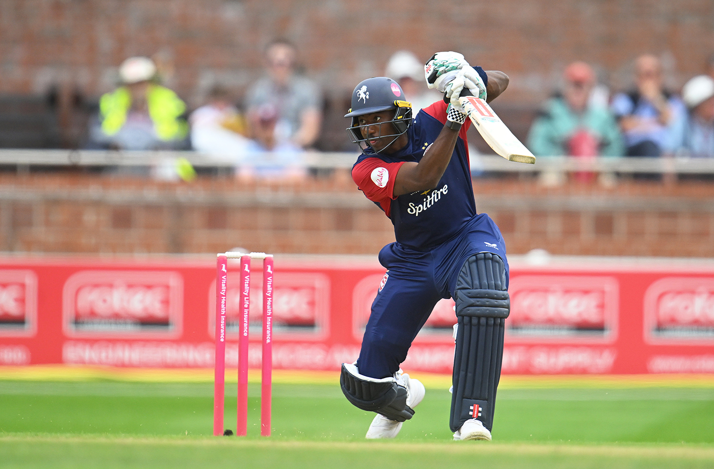 Tawanda Muyeye scorches Essex with scintillating maiden hundred