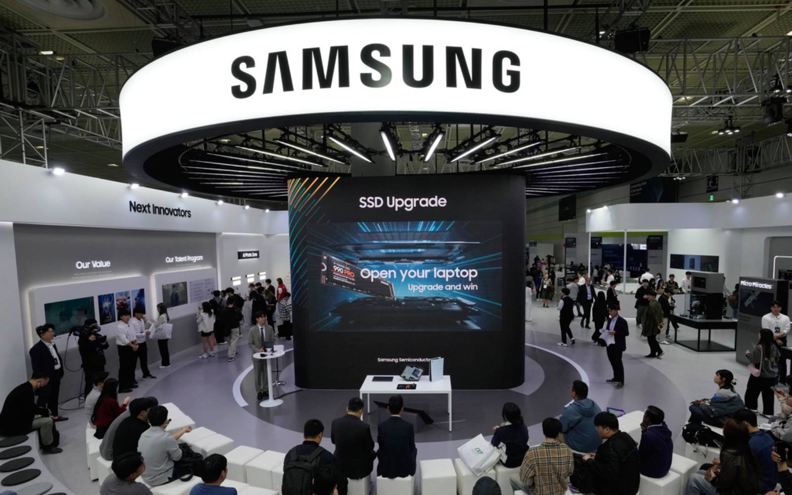 Samsung Q2 profit plunges as US curbs chip exports to China