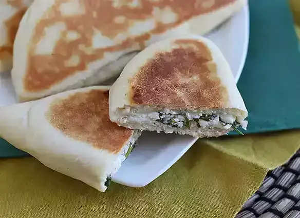 Pan turco relleno de queso feta, limón y perejil - gözleme