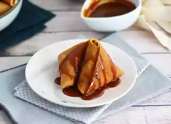 Caramelized apple crepes samosas