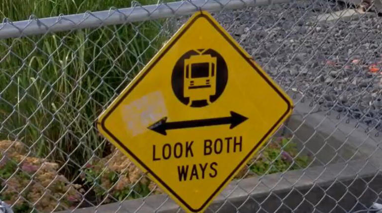 TriMet MAX train hits, kills cyclist in SE Portland