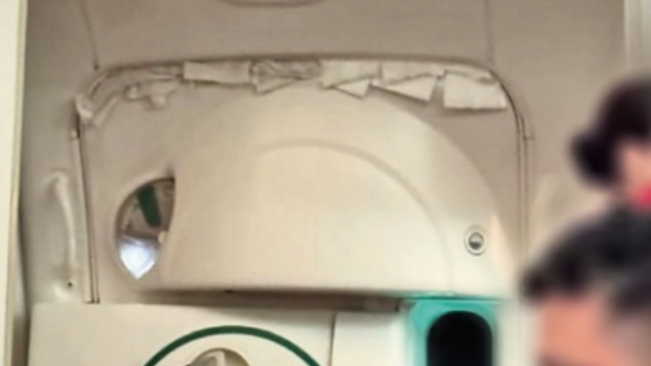 B787 door hissing sound scares passengers, no safety risk, say pilots