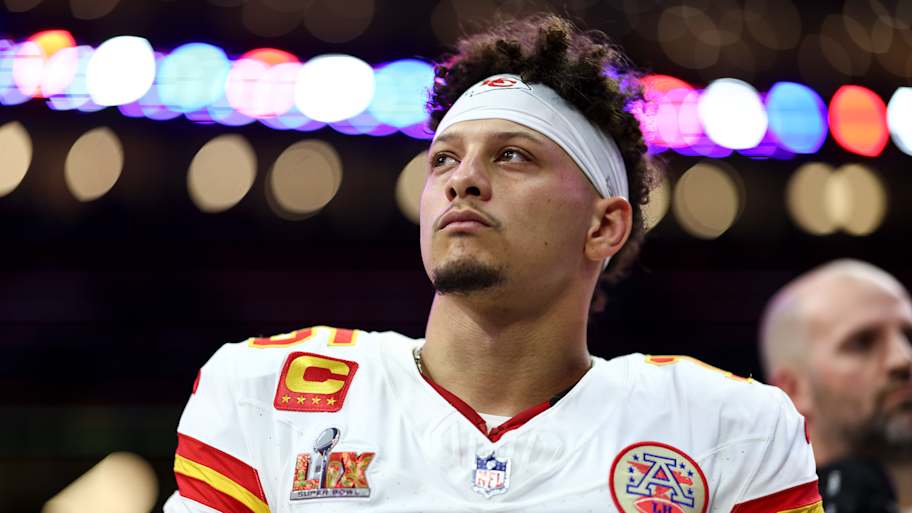 8 current NFL players who have already earned a statue