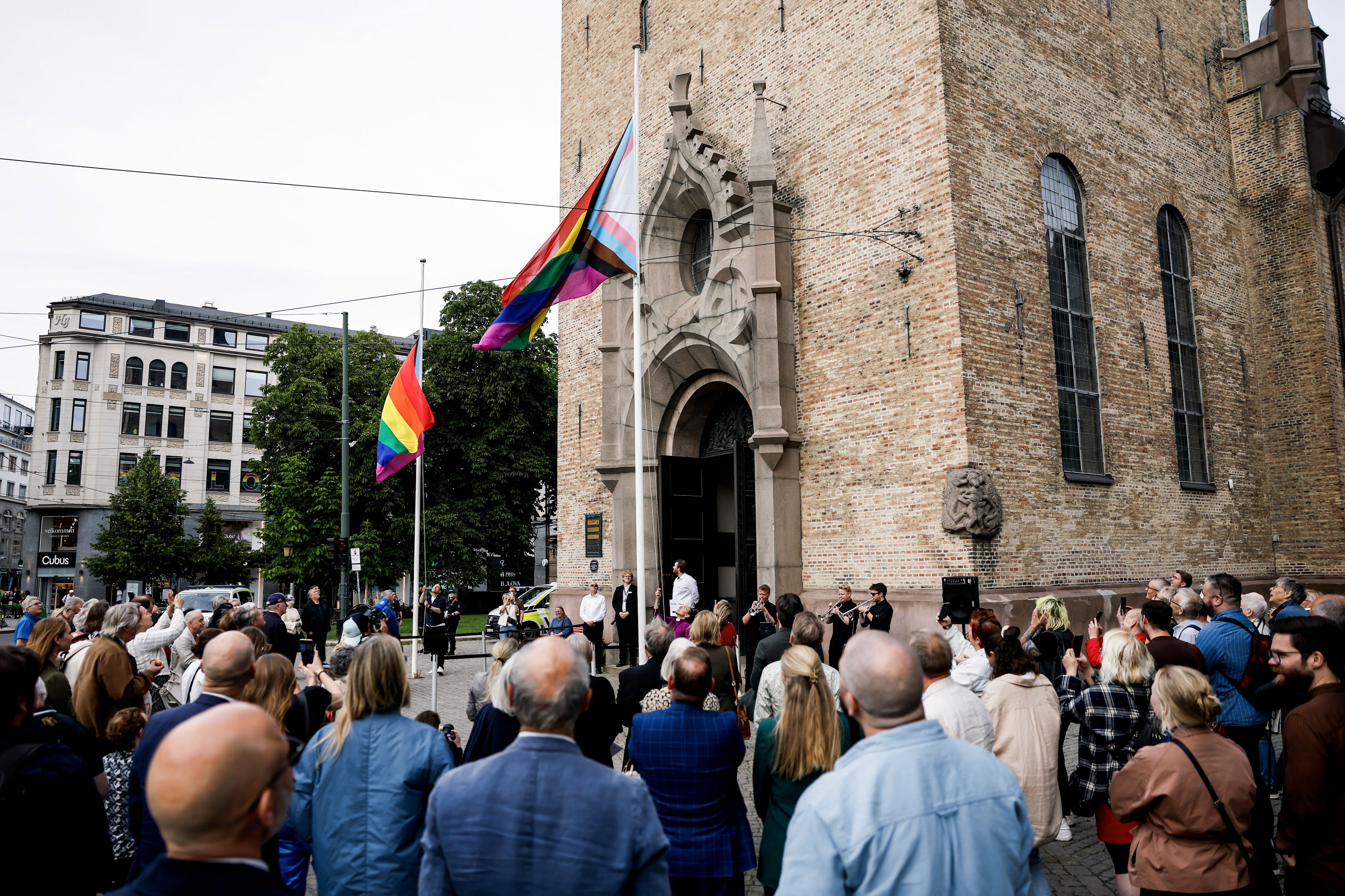 Skeive samles på London pub når Kirken ber om unnskyldning i historisk ...