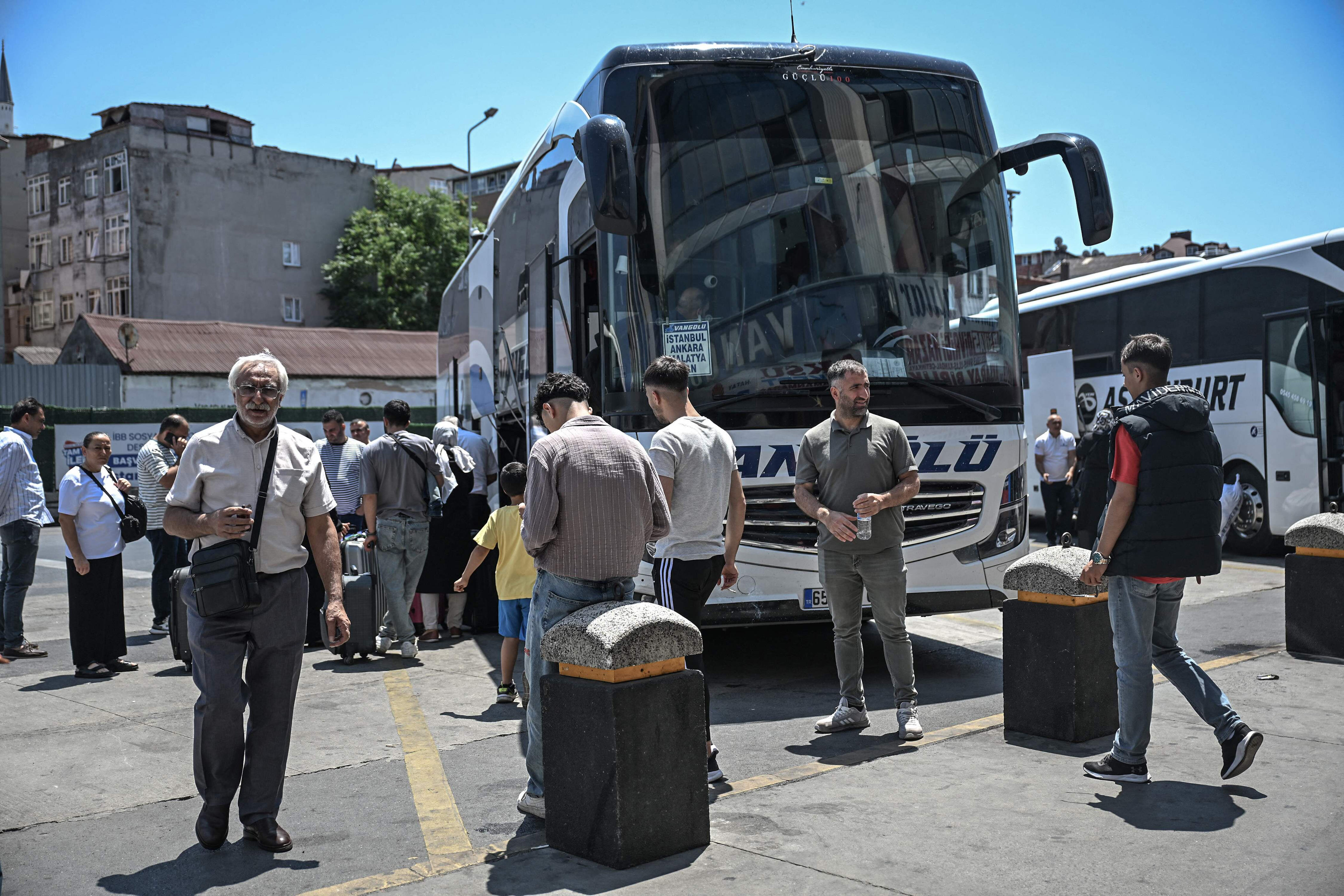 War forces Iranians to take buses home from Turkey