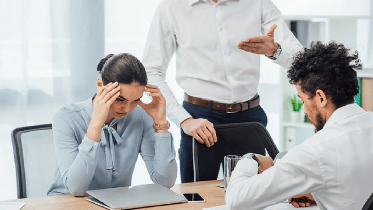 Is Your Boss Holding You Back? 5 Red Flags of Incompetent Leadership