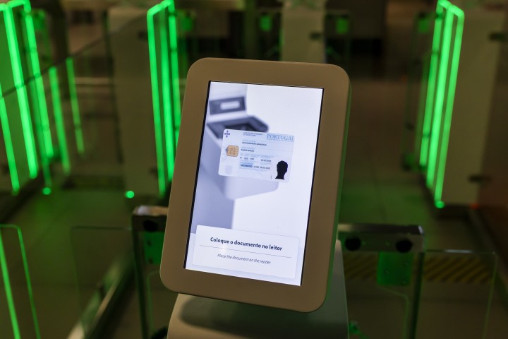 Aeroporto de Lisboa vai ter mais boxes de controlo manual de fronteiras ...