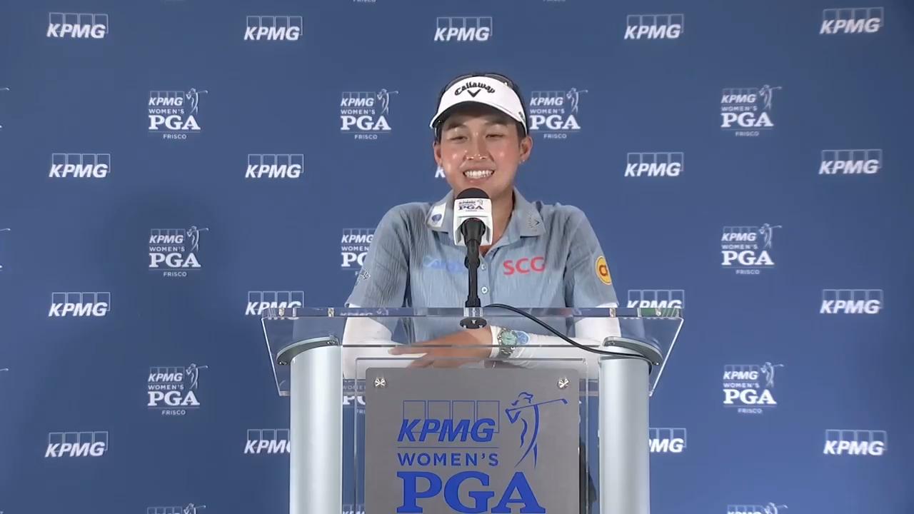 Thai language reaction from leader Jeeno Thitikul at Women's PGA ...