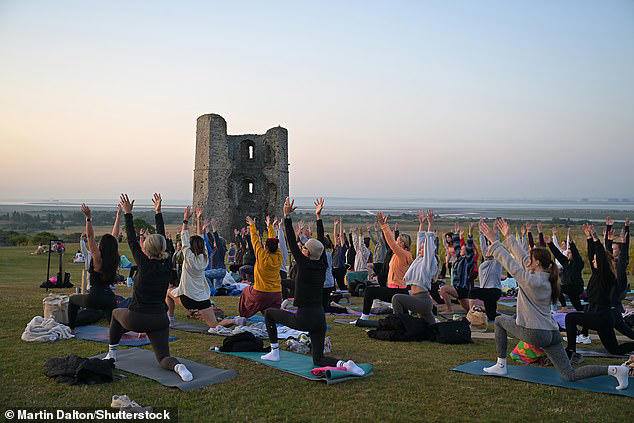 Crowds cheer the rising sun at Stonehenge as hot weather attracts ...