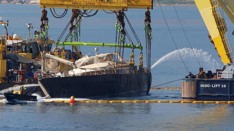 Σικελία: Ανασύρθηκε το γιοτ «Bayesian» του Μάικ Λιντς, δέκα μήνες μετά ...