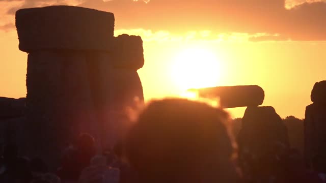 Stonehenge summer solstice sunrise draws record breaking crowd