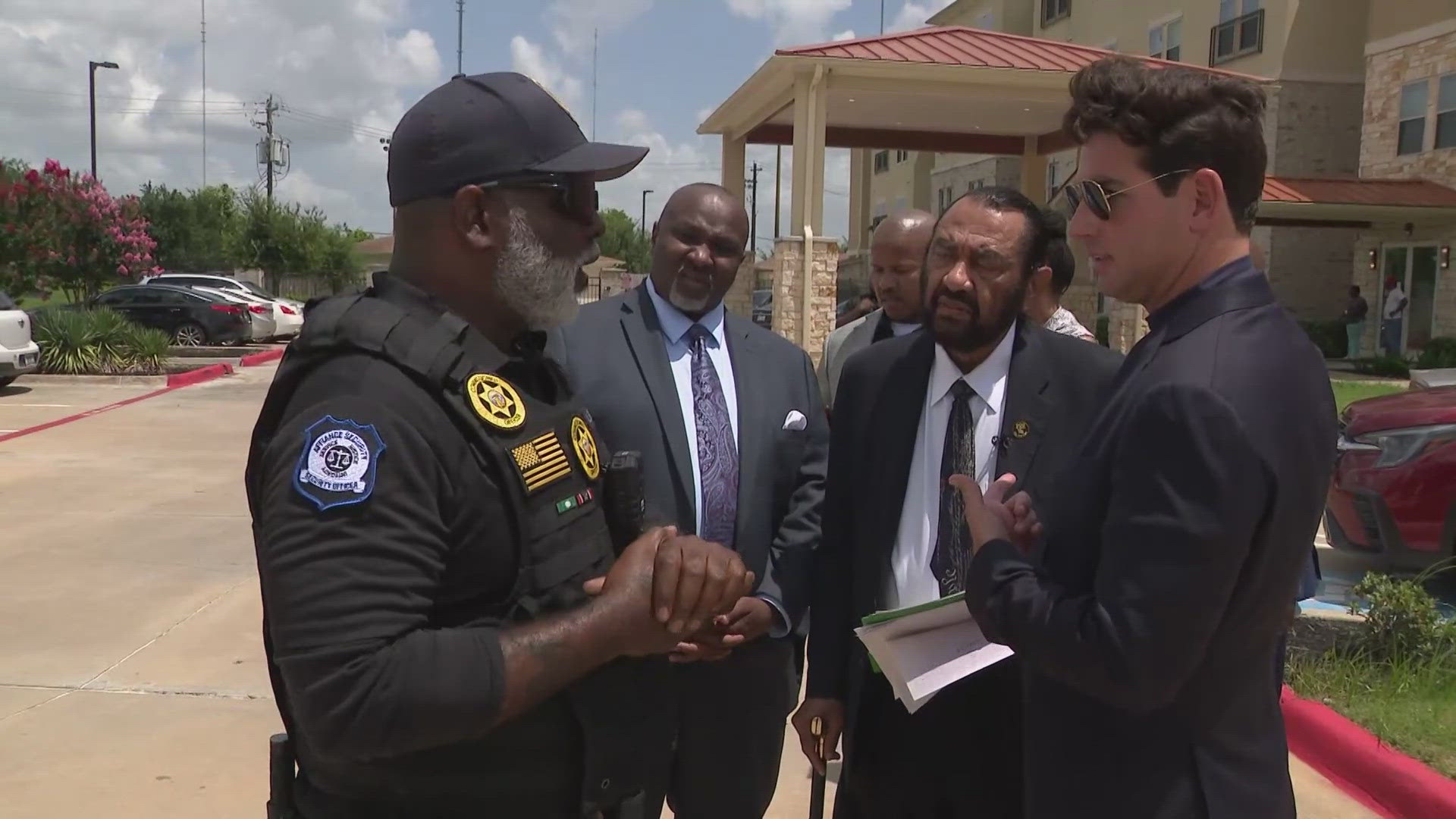 Apartment security guards try to block KHOU 11 from interviewing ...