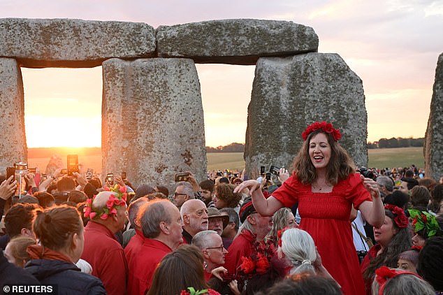 Crowds cheer the rising sun at Stonehenge as hot weather attracts ...