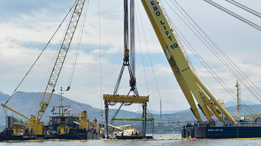 Il Bayesian sollevato dall’acqua, il mega yacht riemerge a 10 mesi dal ...
