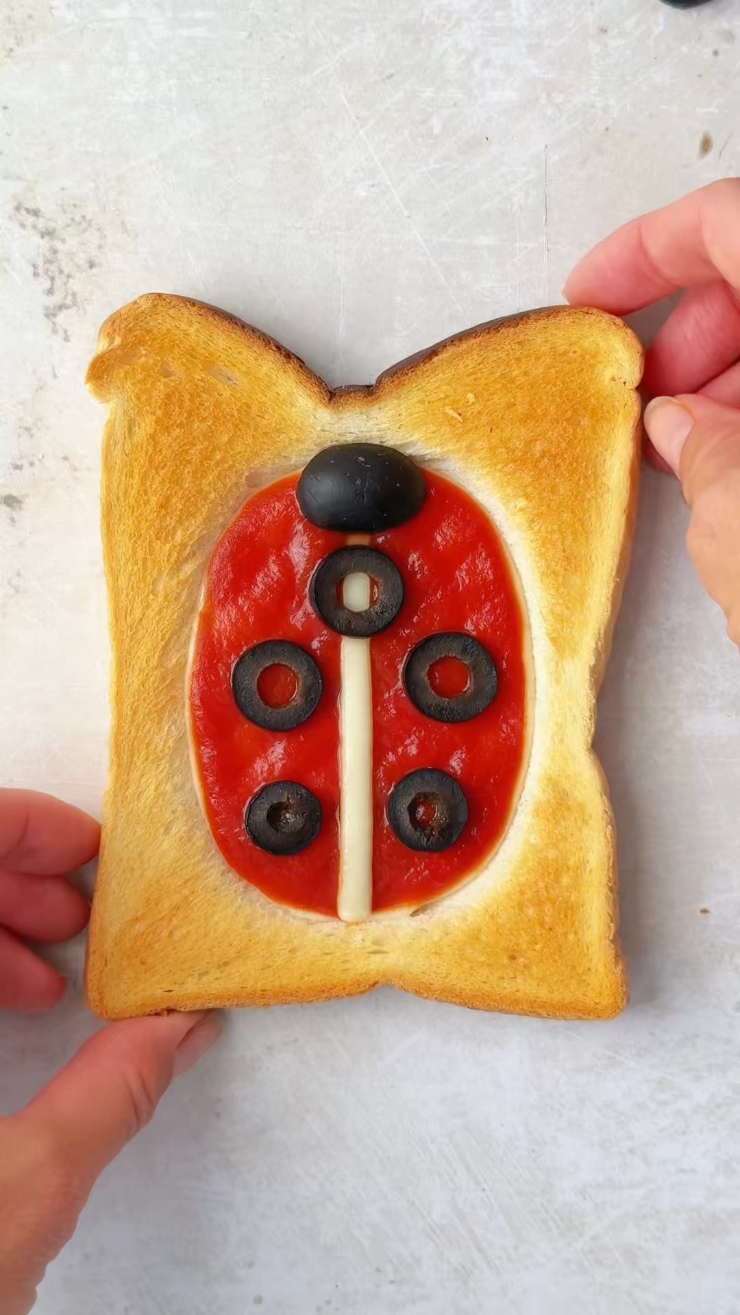 Toast coccinelle avec un presse-purée – une astuce amusante et savoureuse