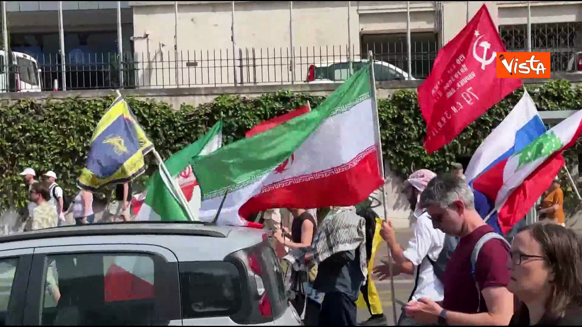 Manifestazione a Roma per la pace, ci sono anche bandiere dell'Iran e ...