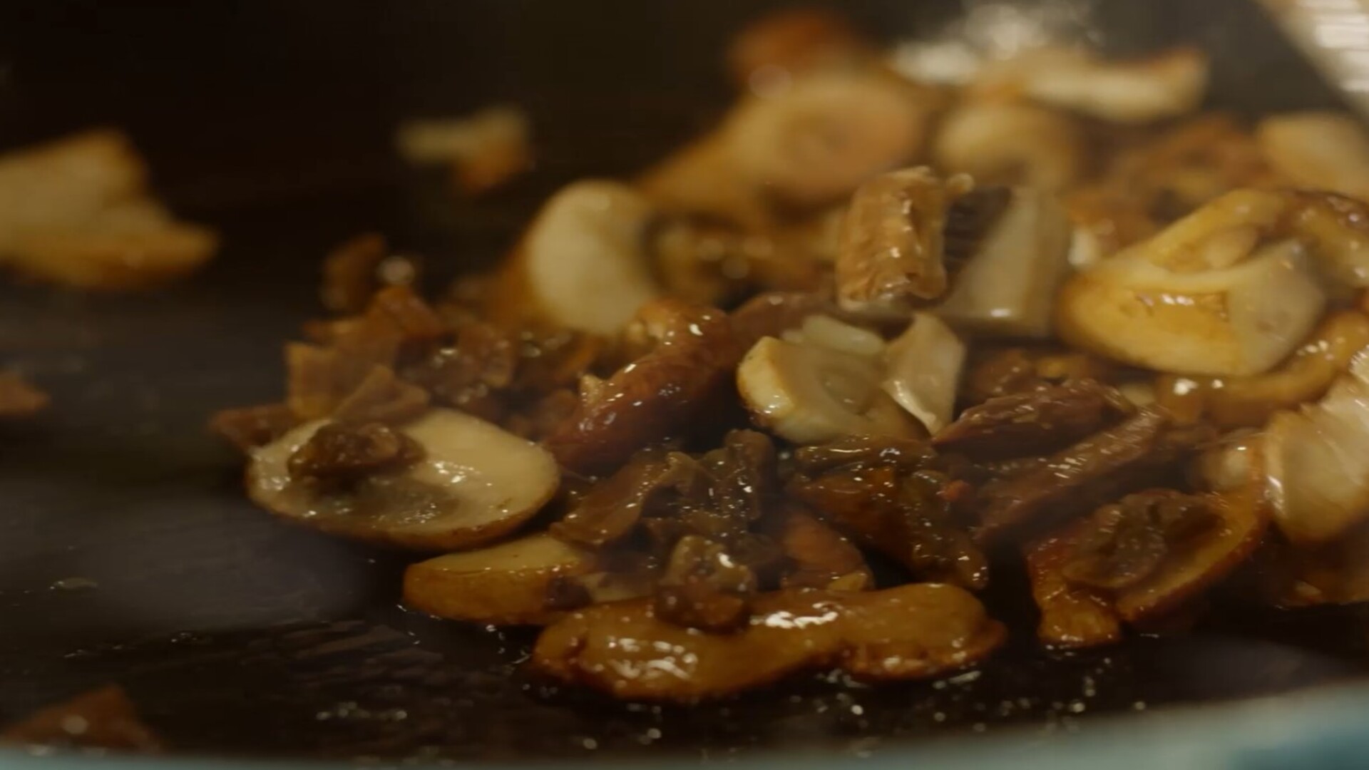 Cogumelos porcini perfeitamente cozinhados para guarnecer