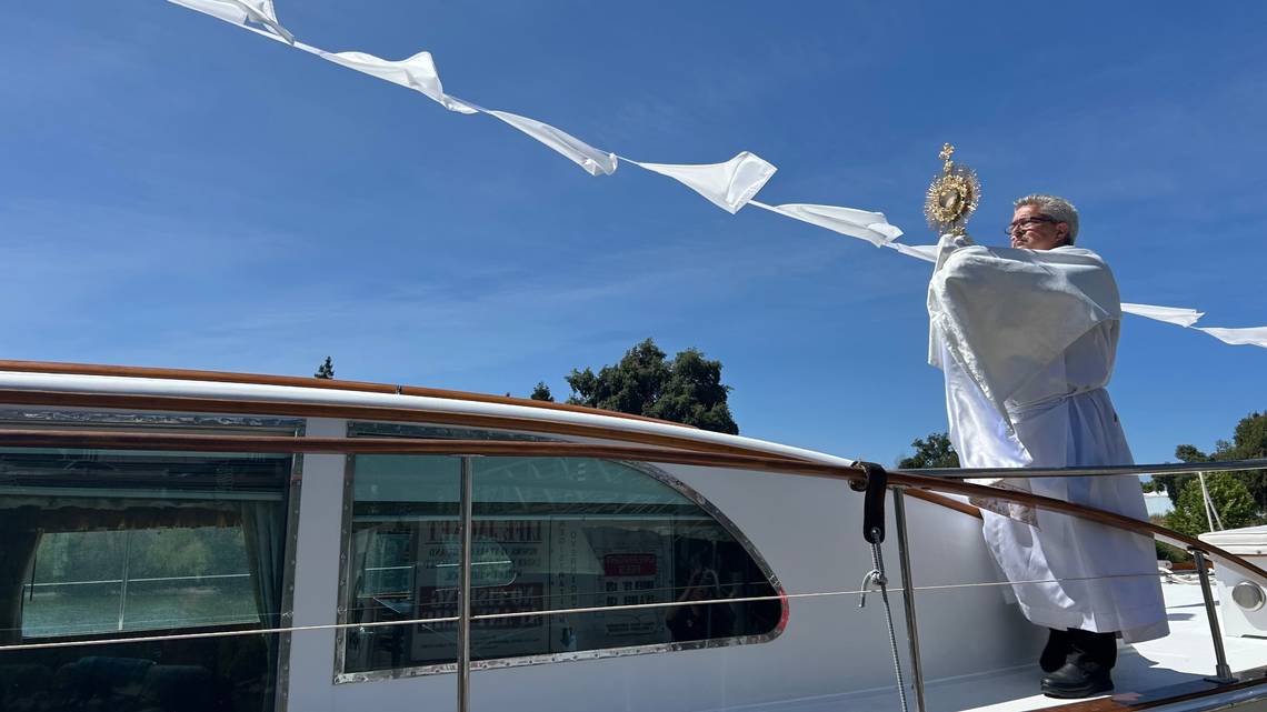 Catholic procession makes its way to Sacramento - by boat - for 25-year ...