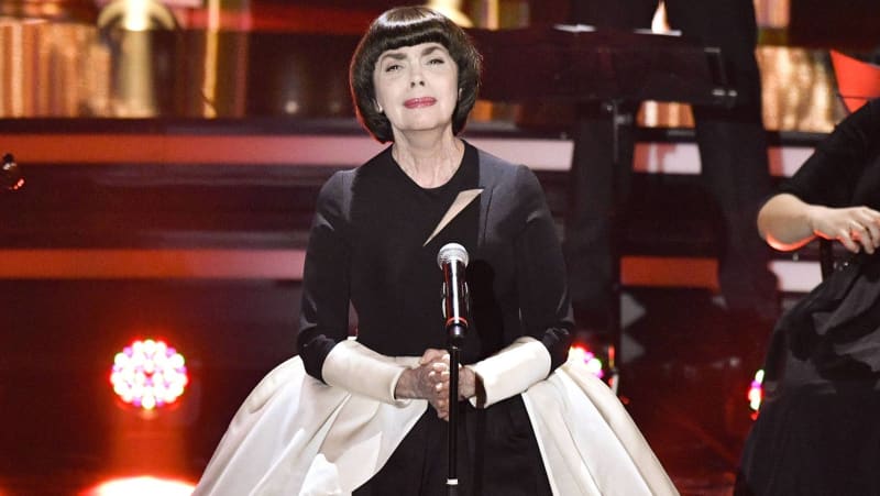 Mireille Mathieu und das Bett, das fünf Schwestern teilen mussten