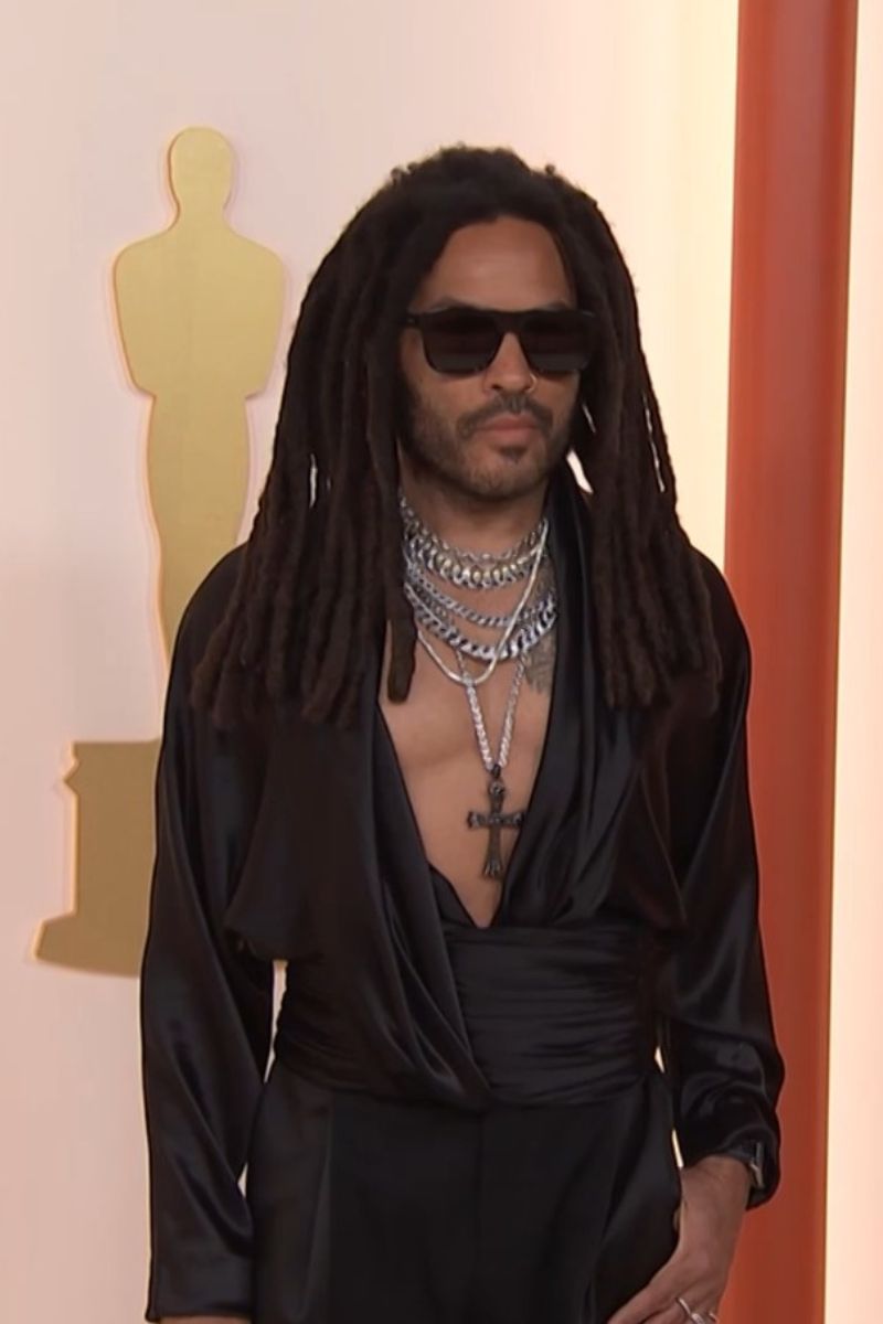 Lenny Kravitz est époustouflant dans un look audacieux pour le tapis rouge