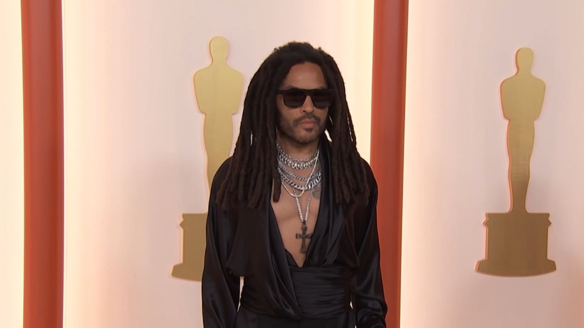 Lenny Kravitz est époustouflant dans un look audacieux pour le tapis rouge
