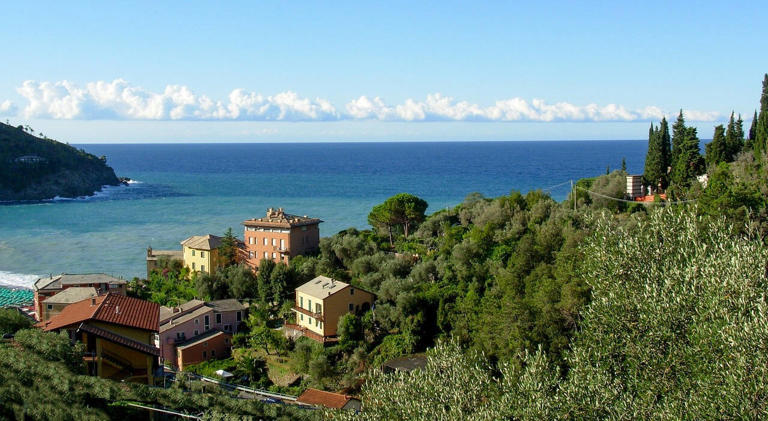 Giornata da mare, il cielo si copre in serata