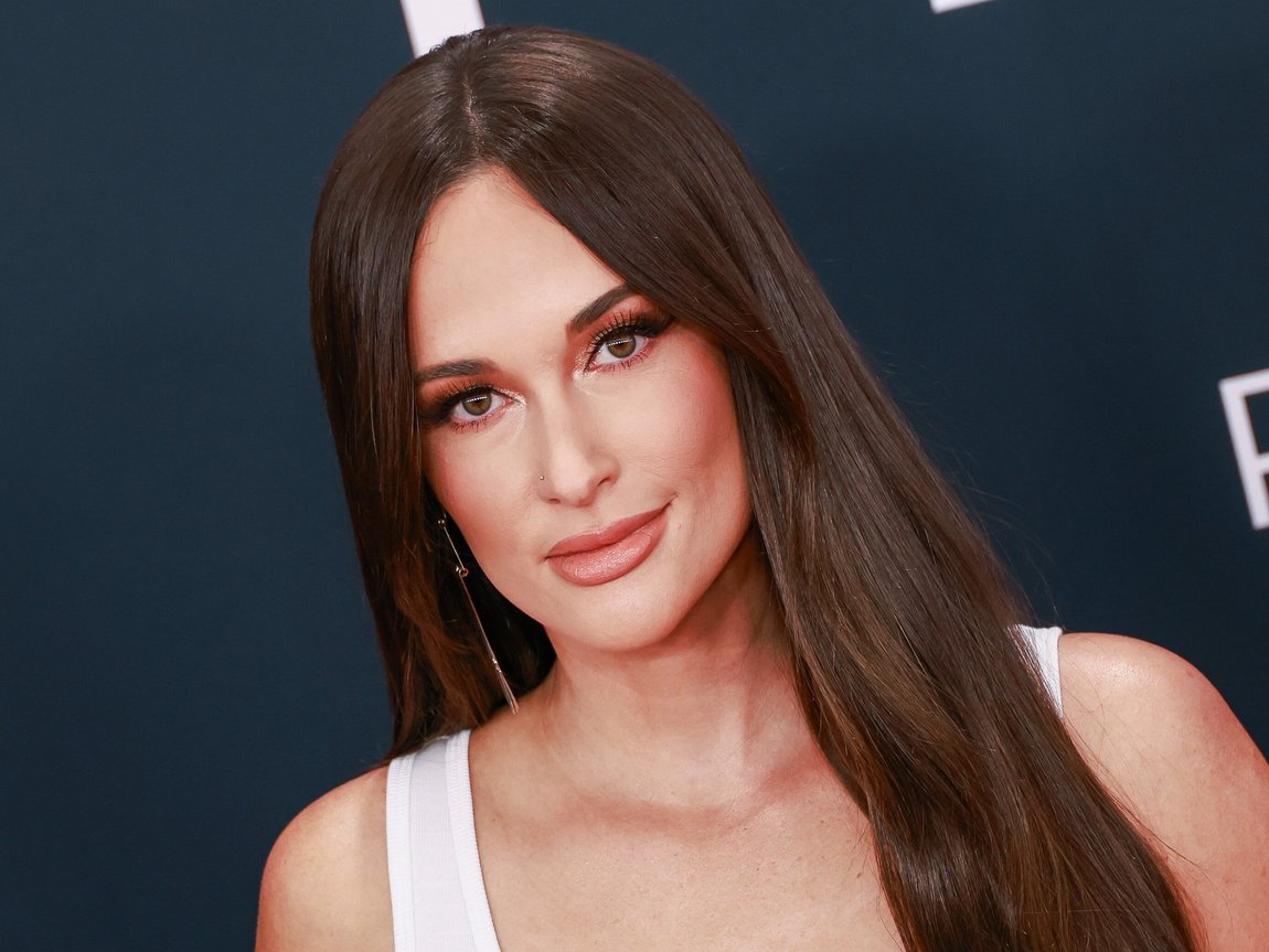 Singer Kacey Musgraves breaks rib in Mexico