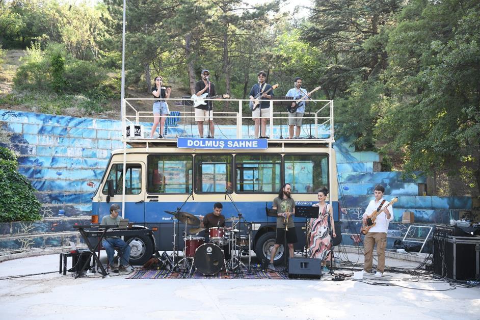 Bu dolmuşun içi dışı müzik...