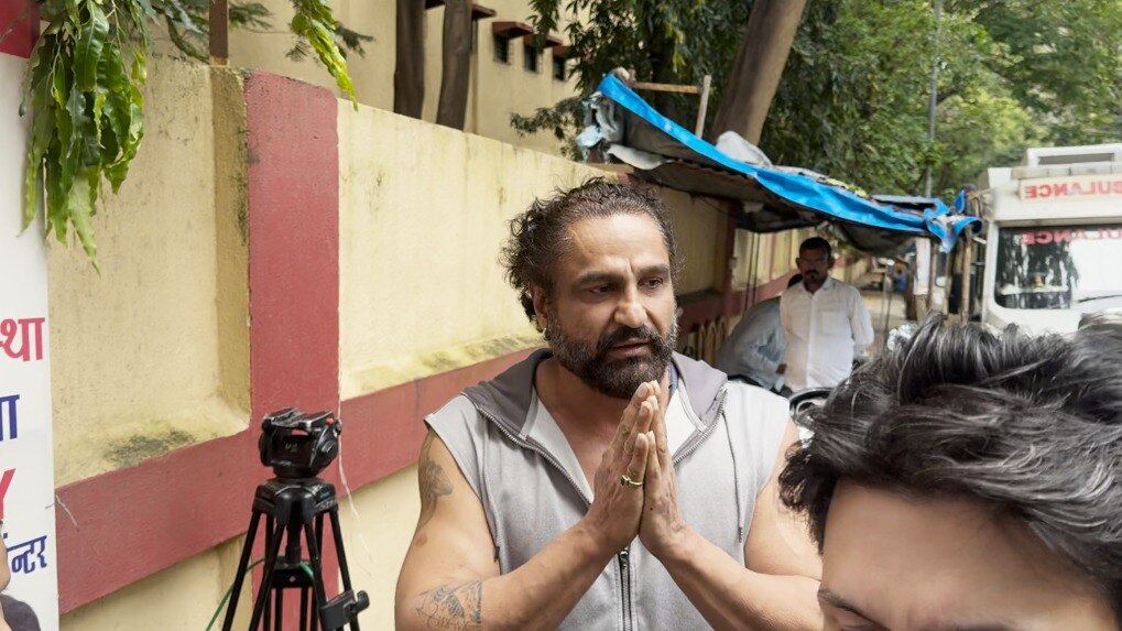 Please mat karo: Shefali Jariwala's husband requests paps with folded hands