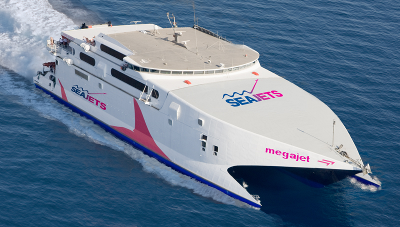 Μεγάλη ταλαιπωρία για 1.012 επιβάτες όταν πλοίο της Seajets προσέκρουσε σε προβλήτα στην Πάρο