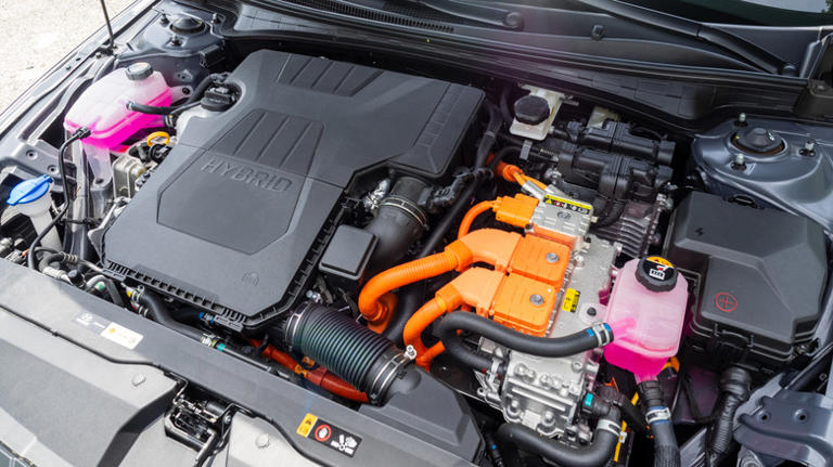 2025 Hyundai Elantra Hybrid Review: High Economy, Low Price